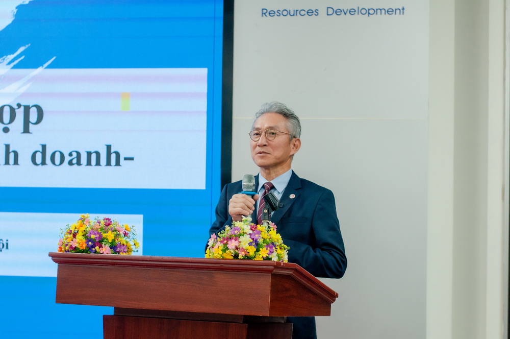 Tổng giám đốc công ty Sojitz Việt Nam chia sẻ cùng sinh viên Ngoại ...